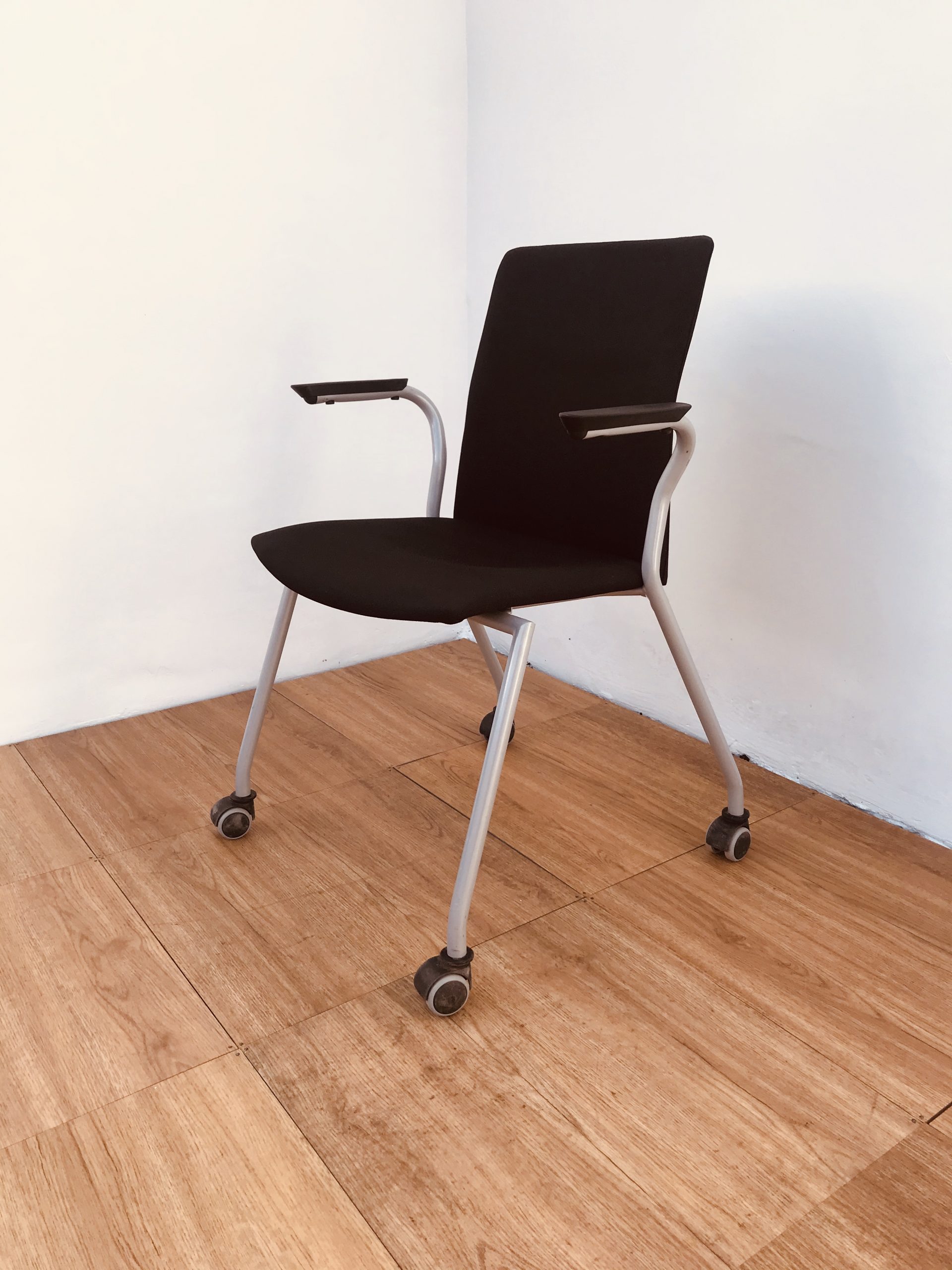 Chaise visiteur Kinnarps avec roulette - Mobilier Bureau Pro