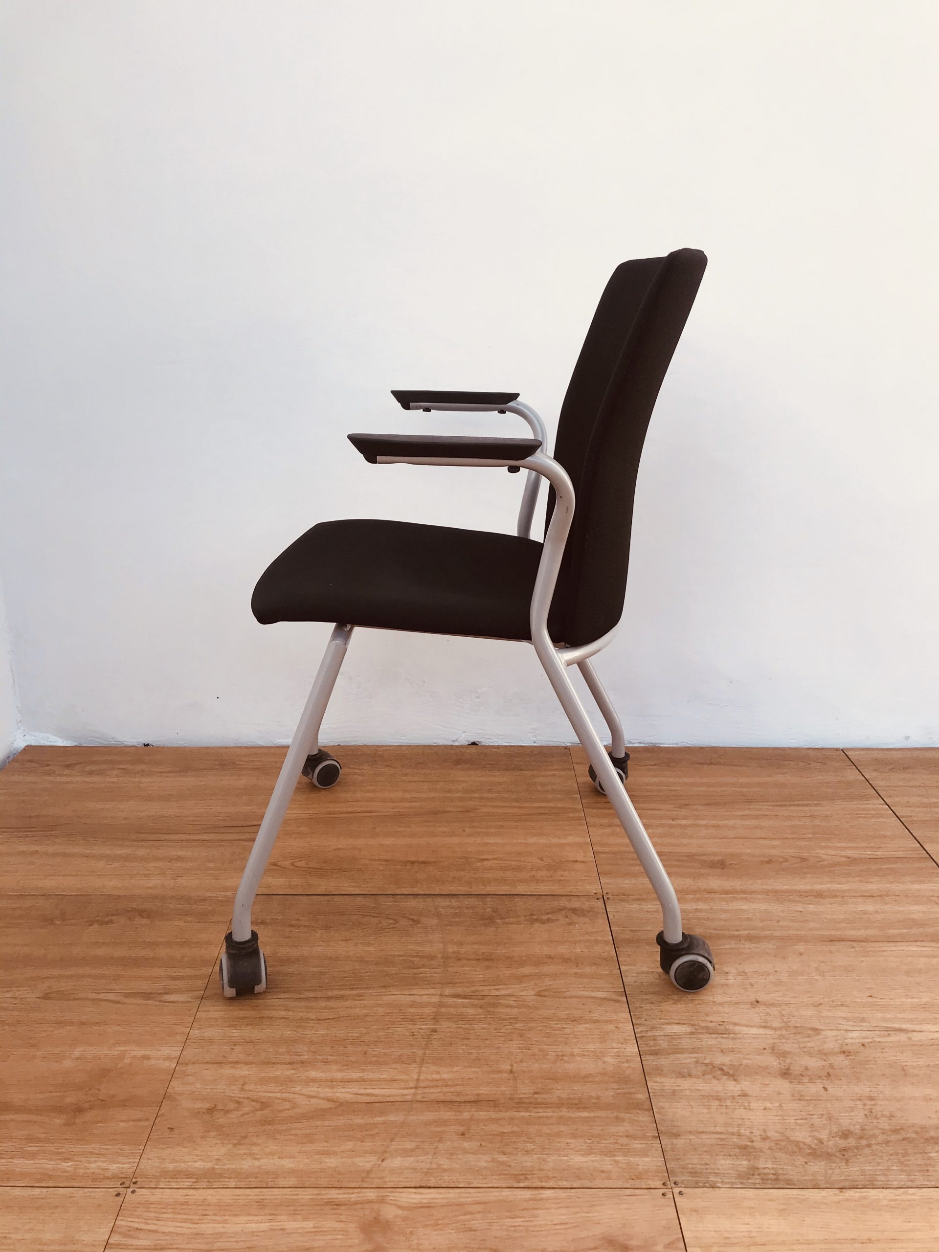 Chaise visiteur Kinnarps avec roulette - Mobilier Bureau Pro