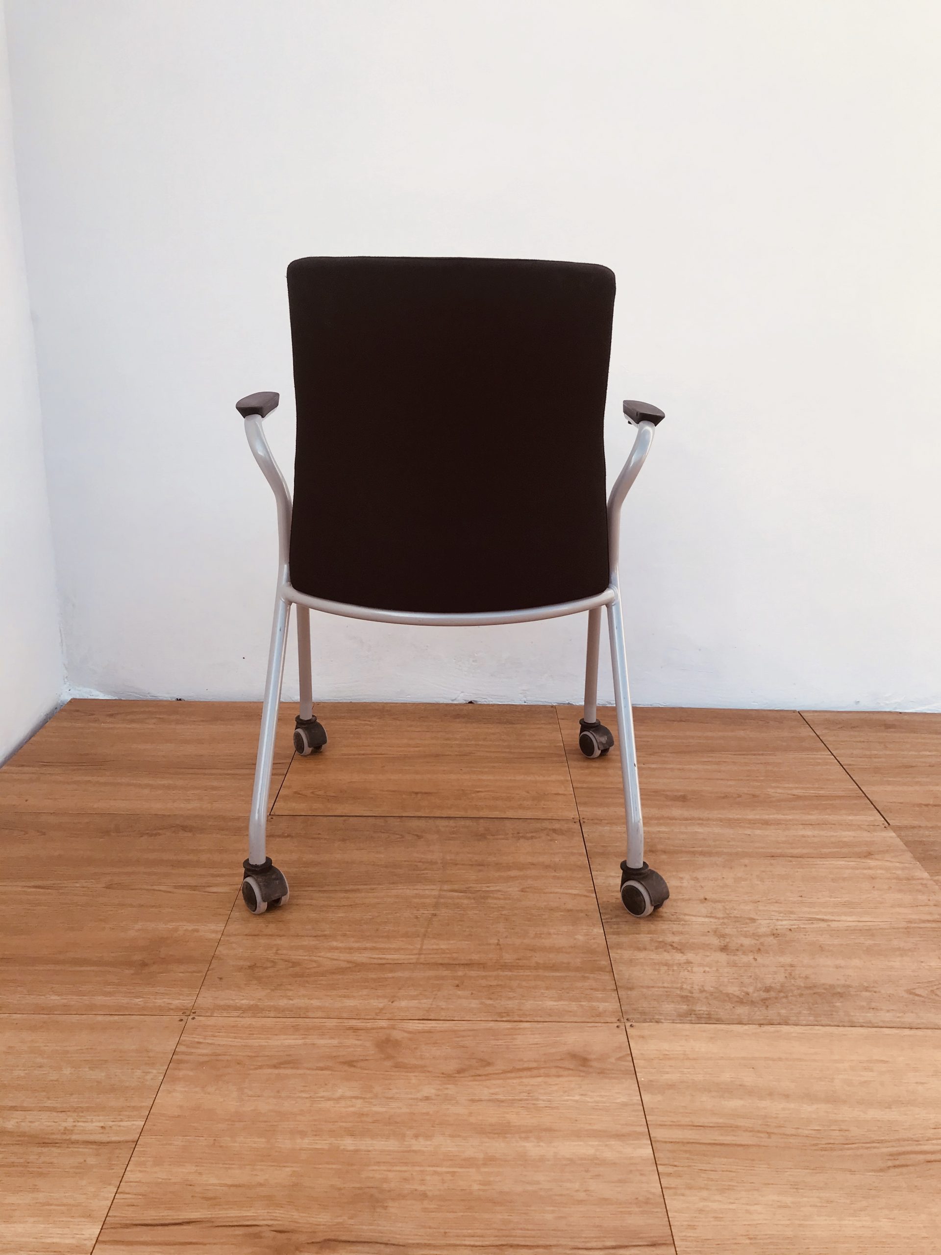 Chaise visiteur Kinnarps avec roulette - Mobilier Bureau Pro