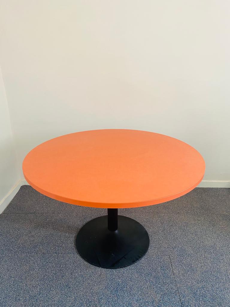 Table ronde 120cm 5 personnes orange piétement noir - Mobilier Bureau Pro