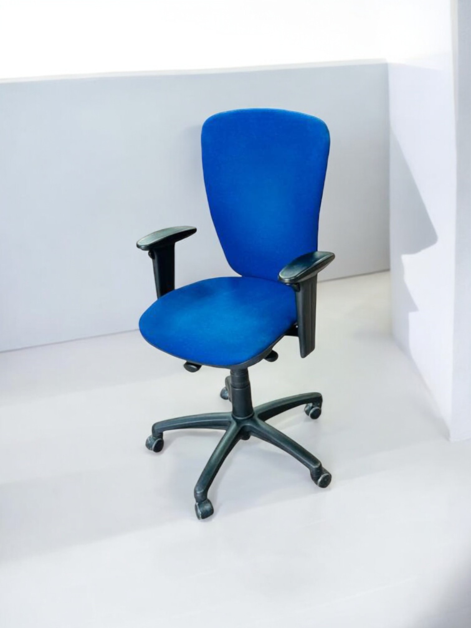Chaise à roulette Add Form tissu bleu ergonomique - Mobilier Bureau Pro